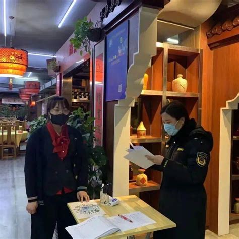 【防控】克旗市场监管局开展餐饮行业疫情防控夜查行动单位进行检查