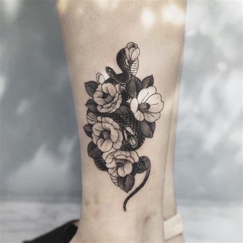 레나타투 [ 뱀🥀 ] 뱀과 꽃 동백 을 소재로 디자인한 그림입니다 뱀타투 뱀꽃타투