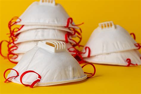 바이러스 및 오염에 대한 보호를 위한 백색 의료 용 마스크 감기와 독감에 대한 스톡 사진 및 기타 이미지 감기와 독감 건강 진단 건강관리와 의술 Istock