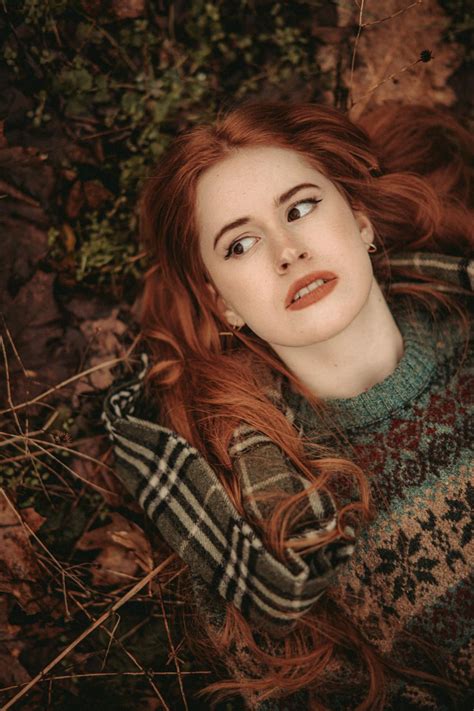 가을 가을 복장 가을 야외 가을 패션 가을의 계절 계절별 스타일 계절의 변화 고운 피부 긴 머리를 가진 여자 난색 니트웨어 단풍 매력적인 빈티지