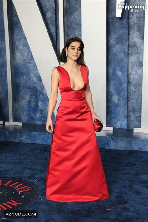Simona Tabasco Sexy Flaunts Her Hot Cleavage At The 2023 Vanity Fair