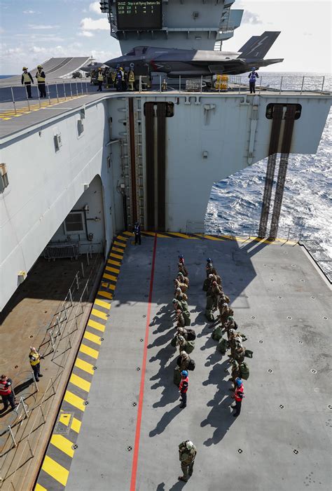 Usmc Support Crew Embark On Hms Queen Elizabeth In Preparation For Usmc Jets Joining [2436 X