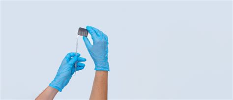 파스텔 블루 배경에 치과 의사 의료 기기로 치아의 엑스레이를 들고 있는 여자 치과 의사 구강 의학 개념입니다 구강 위생 훈련 개념에 대한 스톡 사진 및 기타 이미지 Istock