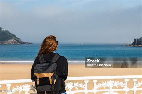 배낭을 멘 여성 관광객의 뒤에서 스페인 산 세바스티안 해변을 바라보고 있는 모습 관광객에 대한 스톡 사진 및 기타 이미지 관광객 북쪽 35 39세 Istock