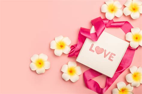 파스텔 핑크 배경에 선물 상자 분홍색 리본과 꽃 구성 발렌타인 데이 플랫 레이 상단 보기 기치 기념일에 대한 스톡 사진 및 기타 이미지 Istock