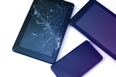 태블릿에 금이 디스플레이의 사진과 흰색에 고립 된 검은 색 휴대 전화 화면이 손상된 태블릿 0명에 대한 스톡 사진 및 기타 이미지 Istock