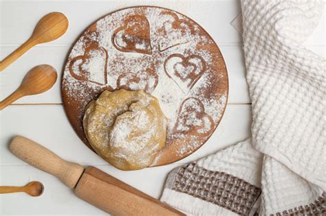 단계별 하트 모양의 케이크 레시피 지침 3단계 밀가루와 소금을 넣고 반죽을 반죽하고 평평한 평지 0명에 대한 스톡 사진 및 기타 이미지 Istock