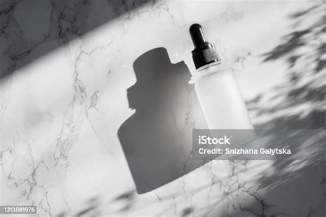 대리석 배경에 히알루론산 세럼 한 병이 가혹한 그림자를 드리우고 있습니다 비타민 C에 대한 스톡 사진 및 기타 이미지 비타민 C 페이스 세럼 0명 Istock