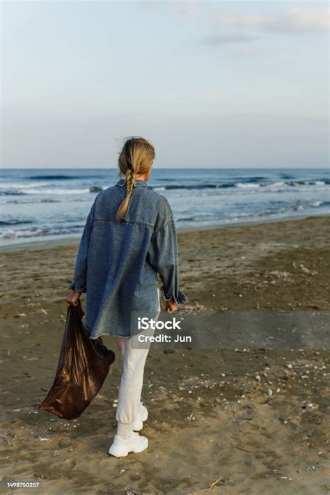 여성 자원봉사자가 자연을 깨끗하게 유지하기 위한 노력에 기여하기 위해 해변에서 플라스틱 쓰레기를 수거하고 있다 18 23 개월에 대한 스톡 사진 및 기타 이미지 Istock
