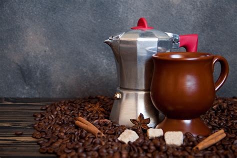 간헐천 커피 메이커 세라믹 컵과 나무 테이블에 커피 콩 텍스트의 공간을 복사합니다 0명에 대한 스톡 사진 및 기타 이미지 0명 간헐천 계피 Istock