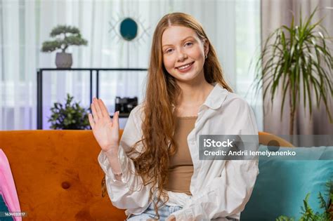 Красивая Девушка Дружелюбно Улыбается В Камеру Машет Руками Жестикулируя Привет Привет Привет