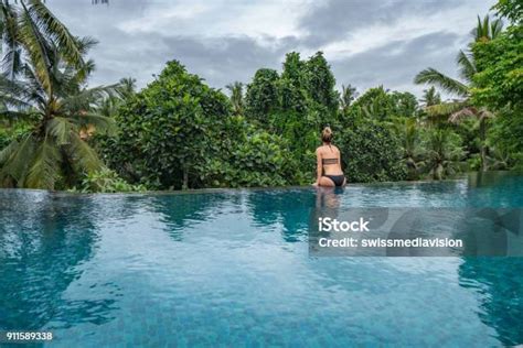 젊은 여자는 무한대 수영장 우 붓 발리의 가장자리에 서 서 30 39세에 대한 스톡 사진 및 기타 이미지 30 39세 관광 리조트 녹색 Istock