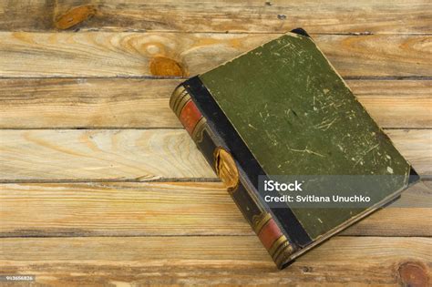 고 대 책 나무 테이블에 하드 커버입니다 학교 돌아가기 텍스트에 대 한 공간을 복사 합니다 교육의 개념 1에 대한 스톡 사진 및 기타 이미지 Istock