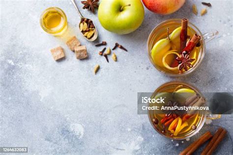 유리 컵에 향신료와 애플 멀드 사이다 회색 돌 배경 공간을 복사합니다 맨 위 보기입니다 바로 위에 대한 스톡 사진 및 기타