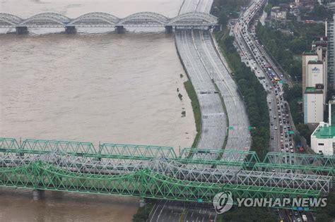 집중호우로 불어난 한강에 통제된 올림픽대로 연합뉴스