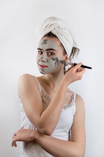 흰색에 격리된 브러시 블랙 클레이 진흙 페이셜 마스크를 적용한 여성 건강관리와 의술에 대한 스톡 사진 및 기타 이미지 건강