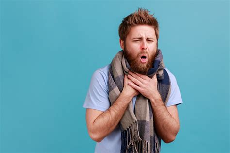 기침하는 사람 인후통 고온열 계절성 인플루엔자 증상으로 몸이 좋지 않은 느낌 30 34세에 대한 스톡 사진 및 기타 이미지