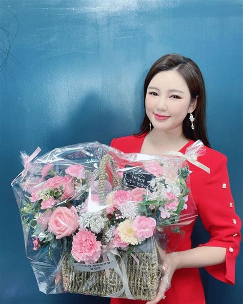 송가인 대왕 꽃다발 보다 돋보이는 역대급 우아함 인스타