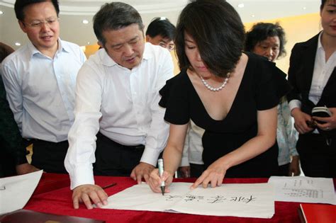 2009年毛蒋后人握手 毛泽东外孙女 没想这么多”频道凤凰网