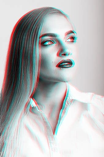 Rgb 컬러 분할 효과 스타일의 긴 머리 클로즈업 스튜디오 초상화를 가진 아름다운 금발 여성 3차원 형태에 대한 스톡 사진 및 기타 이미지 Istock