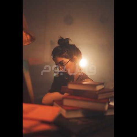 مجموعه ۲۰ عکس دختر در حال مطالعه فایل بوم