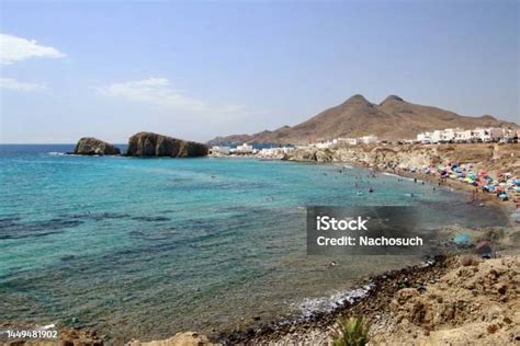 스페인 니하르의 카보 데 가타 자연 공원에서 가장 아름다운 장소 중 하나인 이슬레타 델 모로 마을에서 가까운 펜 블랑코 해변의 놀라운 전망 0명에 대한 스톡 사진 및 기타