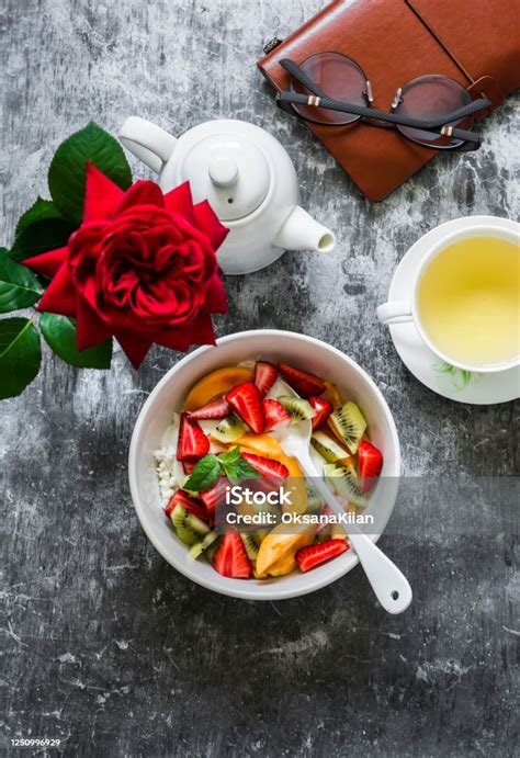 맛있는 아침 식사 천연 요구르트 딸기 키위 살구 녹차 및 개인 플래너 주최자가 회색 배경 최고 전망의 코티지 치즈 0명에 대한 스톡 사진 및 기타 이미지 Istock