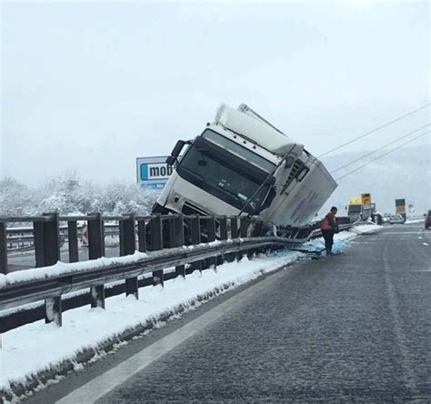 Зрелищно Камион увисна на моста след тунел Витиня снимки и видео