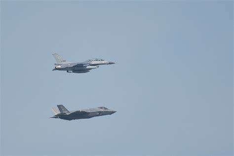 록히드 마틴 F35 공동 스트라이크 전투기와 F16 파이팅 팔 콘 F 16 파이팅 팰콘에 대한 스톡 사진 및 기타 이미지 F