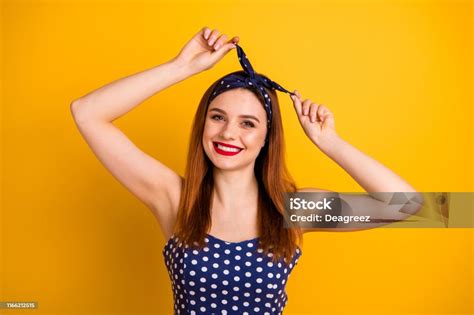 사진 아름 다운 레이디 레드 립스틱 수정 머리 착용 캐주얼 점선 탱크 탑 드레스 머리띠 고립 된 생생한 노란색 배경 귀여운에 대한 스톡 사진 및 기타 이미지 Istock