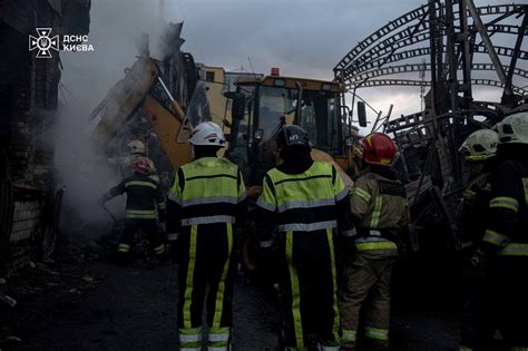 Наслідки російського обстрілу продовжують ліквідовувати у Києві Цензор НЕТ