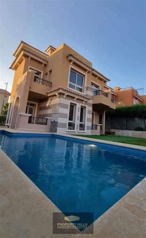 فيلا فاخره 536 متر 3 ادوار بحمام سباحه خاص في Nyoum October بجوار Mountain View فلل للبيع