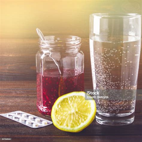 감기환 약 스프레이 대 한 마약입니다 민간 요법레몬 티 라즈베리 잼 온도계 손수건입니다 병 인플루엔자의 치료입니다 0명에 대한 스톡 사진 및 기타 이미지 Istock