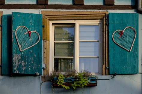 건물 건물 외관 건축 경치가 좋은 관광 그랜드 에스트 그림 같은 꽃 상자 나무 낭만적인 농촌의 다채로운 덧문 러스틱 마을 매력적인 목재 셔터