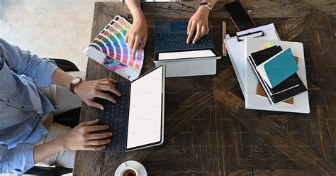 나무 회의 테이블에서 일하는 그래픽 디자이너 팀의 상위 뷰 이미지 사진 Unsplash의 태국 이미지