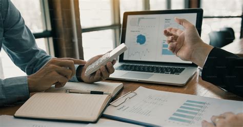 두 명의 비즈니스 파트너십 동료가 사무실에서 예산 회의에서 재무 계획 그래프와 회사 예산을 논의하는 분석 전략 사진 Unsplash의 재무 계획 이미지