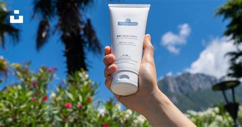 손에 자외선 차단제 튜브를 들고 있는 사람 사진 Unsplash의 무료 파랑 이미지