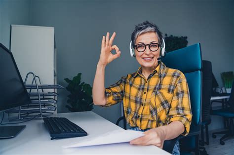 좋은 은퇴 한 여성 지원 관리자 Okey 착용 격자 무늬 셔츠 편안한 현대 사무실 로프트 룸 인테리어 실내 작업 공간 실내 작업 공간의 사진 50 54세에 대한 스톡 사진