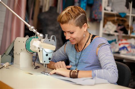 젊은 여성 금발 양 장점 봉 제 기계에서 작동합니다 제조 산업을 드레스 공예에 대한 스톡 사진 및 기타 이미지 공예 공장 산업 건물 꿰매기 Istock