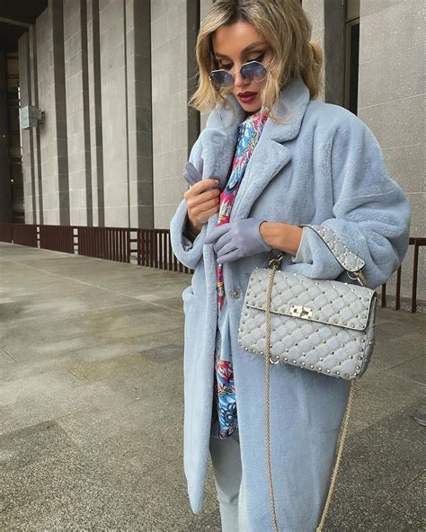 Как стильно носить шейный платок: 20 способов выглядеть ярко, стильно и ...