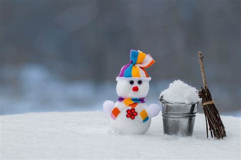 복사 공간이 있는 크리스마스 인사말 카드입니다 크리스마스 풍경에 서 있는 행복한 눈사람 눈 배경입니다 겨울 동화 겨울에 대한 스톡 사진 및 기타 이미지 Istock
