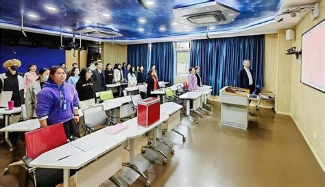 外语学院直属党支部召开换届选举党员大会