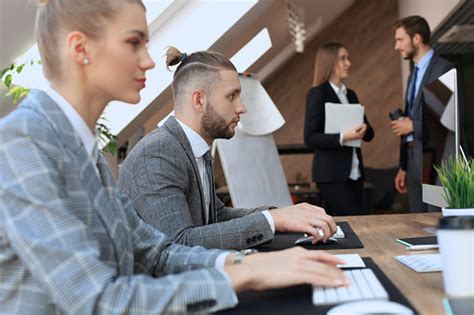 현대적인 사무실 공간에서 데스크톱 컴퓨터에서 작업하는 젊은 비즈니스 인력 개발에 대한 스톡 사진 및 기타 이미지 개발 계획