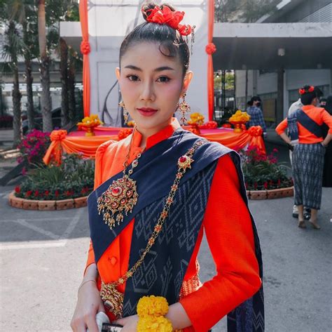 เป็นเสื้อตัวเดียวก็สวย หรือจะเป็นกระเปงก็งาม ผ้าไทยเก๋ๆ ผ้าไทยในต่างแดน ผ้าไทยใส่ให้สนุก ผ้า