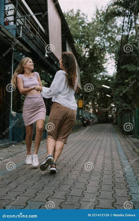 Dos Lesbianas Divirti Ndose En La Calle Foto De Archivo Imagen De Ri Ndose Bailando