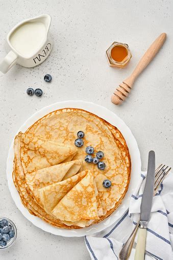 흰 접시에 열매를 곁들인 크레페 얇은 팬케이크 또는 블리니 맨 위 보기입니다 팬케이크 주 슈로브타이드 텍스트 공간 0명에 대한 스톡 사진 및 기타 이미지 Istock