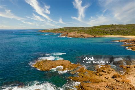 호주 뉴사우스웨일즈 지역 포트 스티븐스 근처 비루비 포인트의 태즈먼 해의 갈색 바위와 푸른 물의 공중 보기 0명에 대한 스톡 사진 및 기타 이미지 Istock