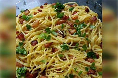Macarrão Ao Alho E óleo Com Bacon Uma Receita Simples E Muito Saborosa
