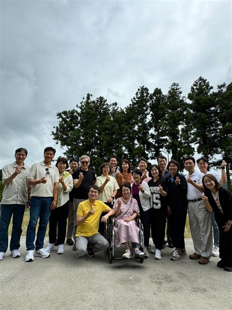 Fly Silver 좋은 생각만 가지고 사세요 사람은 누구나 자기 중심에 소중한 무엇인가를 품고 살아가는 것 같습니다 어떤이는 슬픈 기억을 품고 살아갑니다 어떤