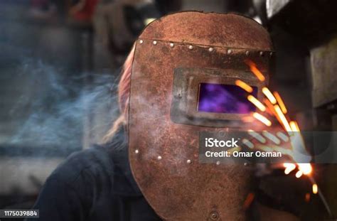 스파크와 연기가 있는 작업장에서 용접 도구를 사용하는 다양한 여성 엔지니어 금속 산업에 대한 스톡 사진 및 기타 이미지 금속 산업 용접 토치 용접공 Istock